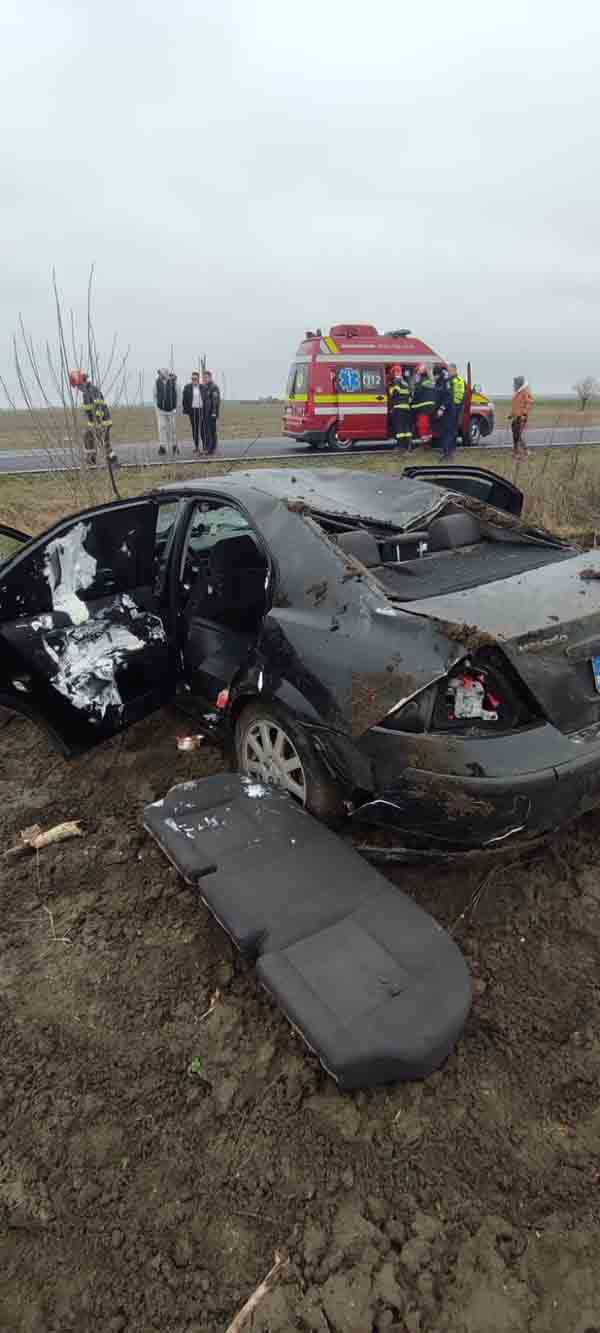Accident la Sintea Mare: o mașină a ieșit în decor, o femeie gravidă a ...