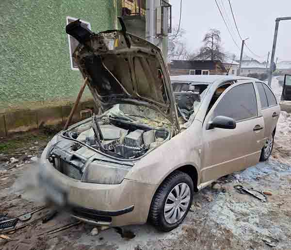 O mașină a luat foc în parcarea unui bloc din Vârfurile | Arad 24 ...