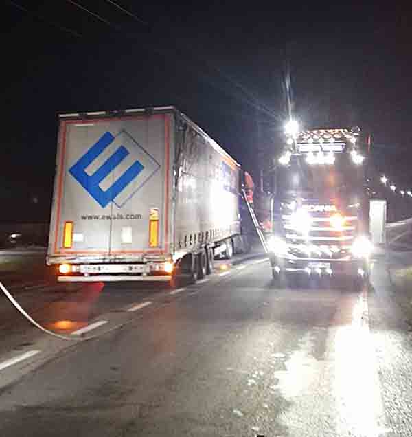 Blocaj rutier pe DN 7, la Pecica: două TIR-uri s-au ciocnit frontal ...