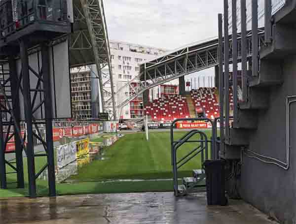 Se întâmplă din nou: Stadionul UTA, inundat de ploaie | Arad 24 - Știri ...