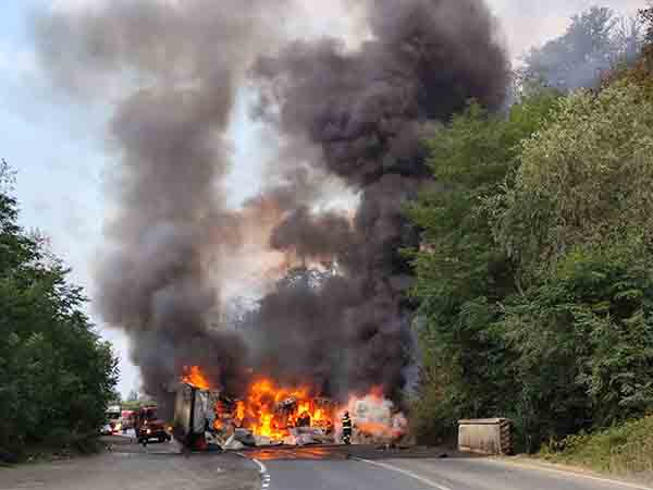 DN 7 este blocat: un TIR a luat foc în apropiere de Vărădia de Mureș ...